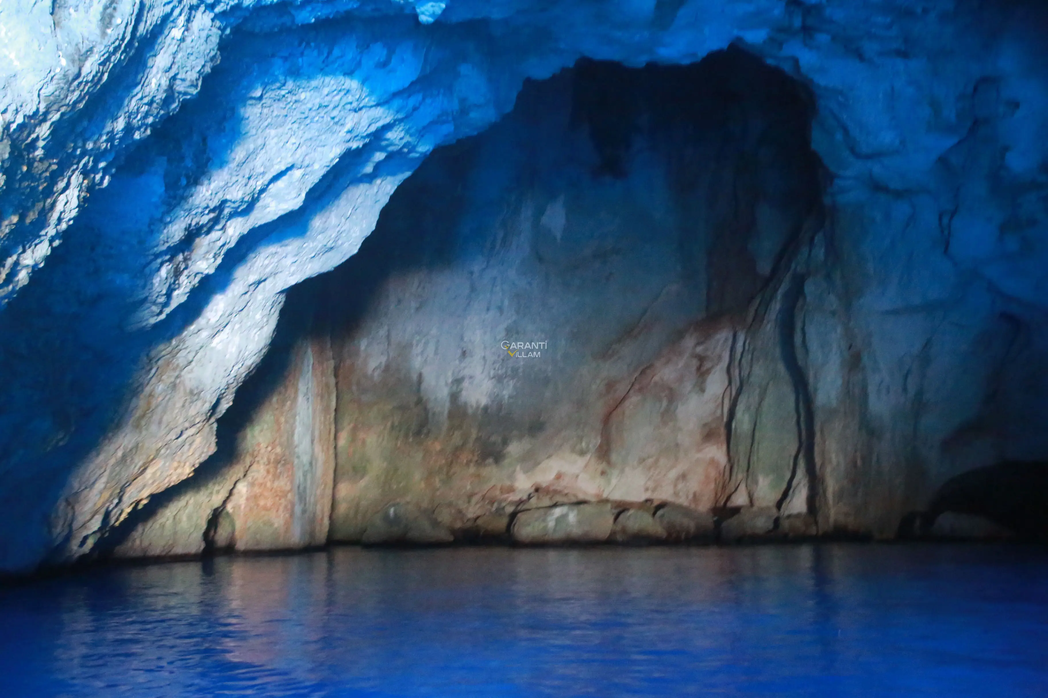 Büyüleyici Tonları ile Mavi Mağara Nerede ve Nasıl Gidilir?